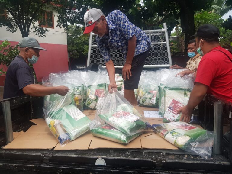 Yayasan Padepokan Karang Tumaritis Bagi-bagi 350 Paket ke Warga ...